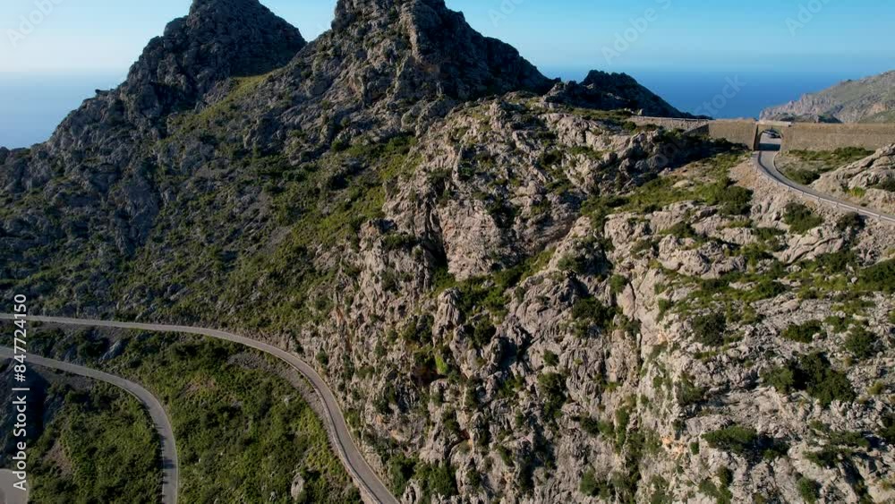 Video Stock 4K Aerial Drone video of mesmerizing serpentine roads in ...