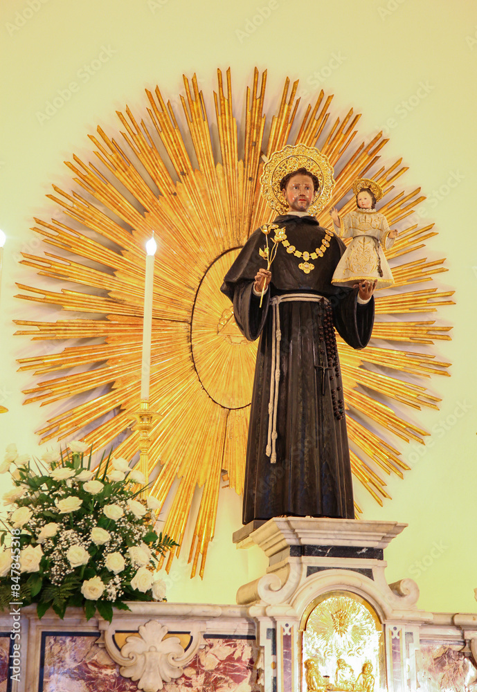 Statue of saint anthony of padua holding baby jesus and a lily ...
