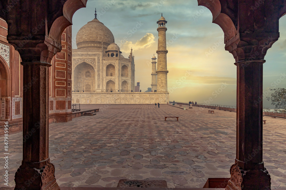 Taj Mahal white marble mausoleum on Yamuna river, Taj Mahal famous ...