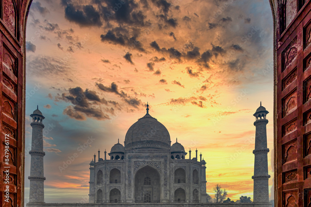 Taj Mahal white marble mausoleum on Yamuna river, Taj Mahal famous ...