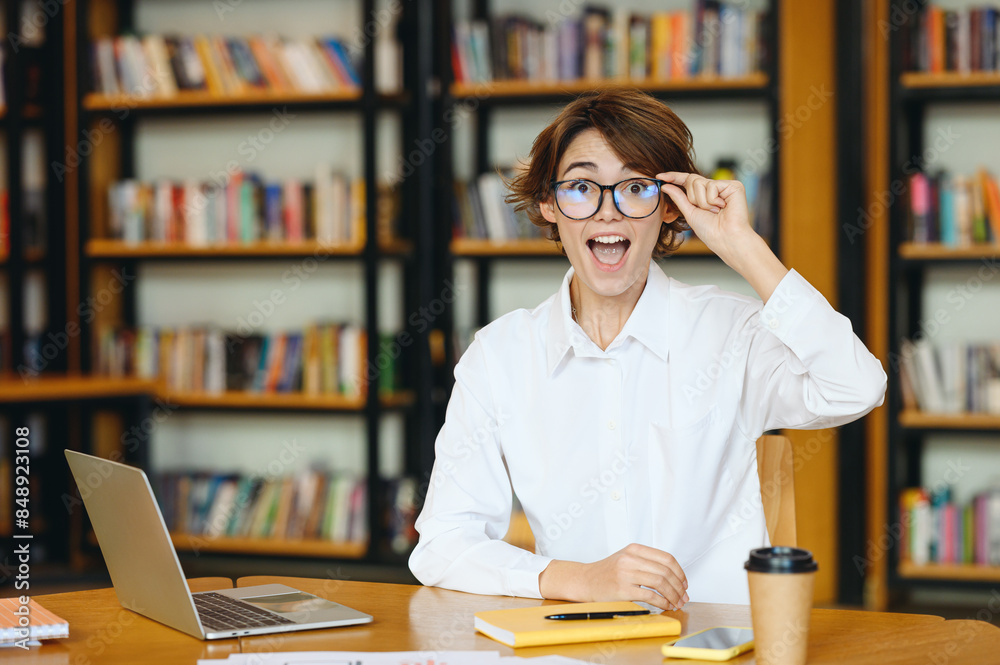Young shocked excited happy surprised successful employee business ...