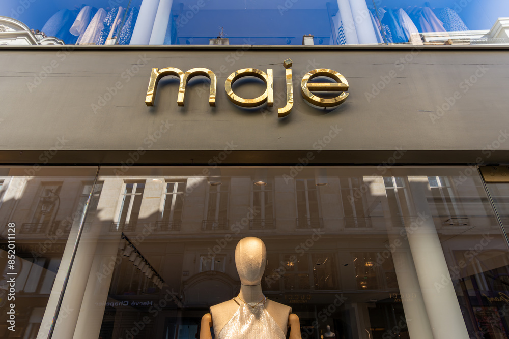 Paris, France - 15 juin 2024: Vue extérieure d'une boutique Maje à ...