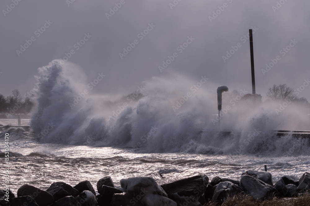 Welle bricht sich bei einem Orkan mit Sturmflut im Winter an der ...