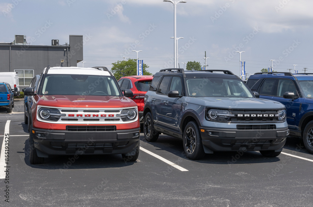 Foto de Ford Bronco display at a dealership. Ford offers the Bronco in ...