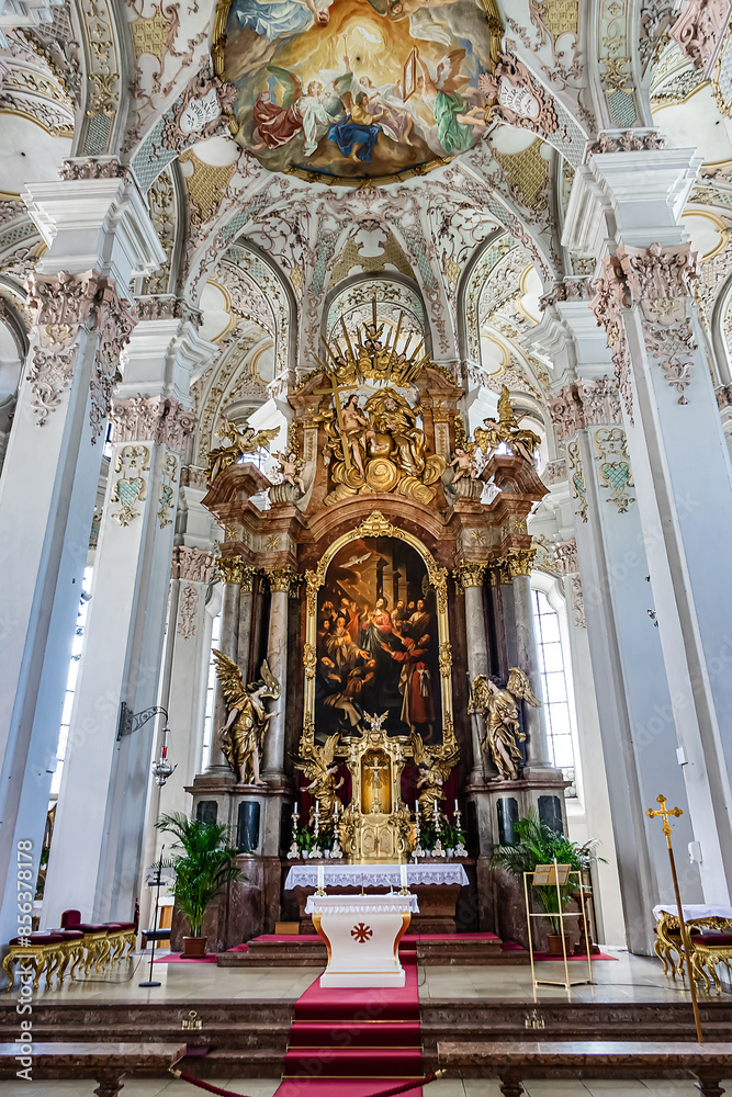 Interior of Catholic Church of the Holy Spirit (Heilig-Geist-Kirche) at ...