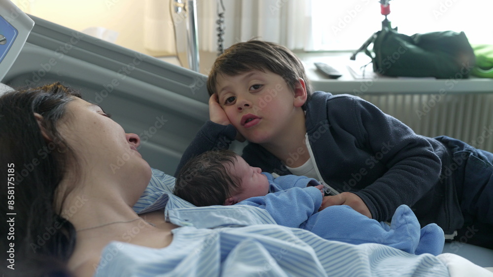Foto de Newborn's First Day Welcomed by Brother - Authentic Family ...