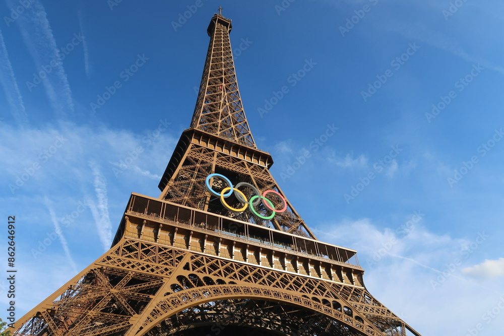 La tour Eiffel ornée des anneaux olympiques, célèbre logo symbole des ...