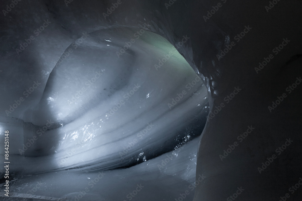 Foto de Vertikale Eiswand. Eisschichten in Gletschereis. Eishöhle zeigt ...