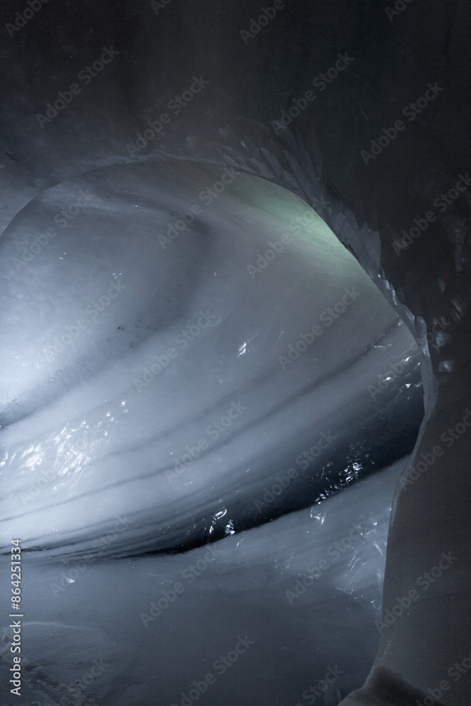 Eisschichten in Gletschereis. Eishöhle zeigt alte Eisschichten. Ice ...