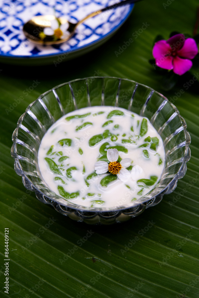 Lod Chong Thai image. Thai dessert placed on banana leaf with luxury ...