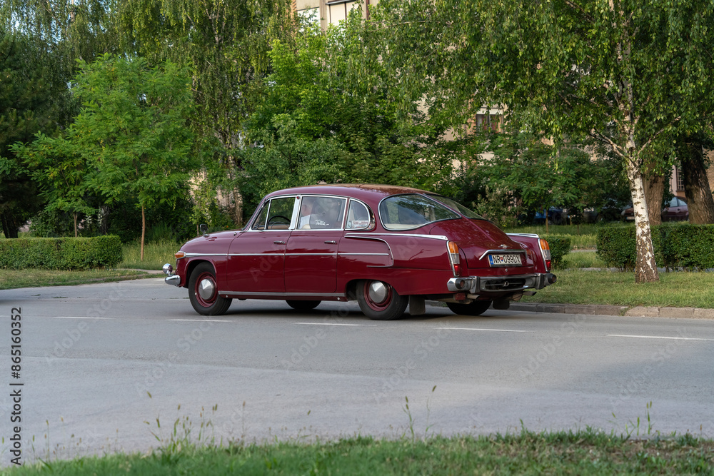 Foto de Tatra 603 (Tatra 2-603 II 2nd facelift) in cherry red color paintwork is driving in ...