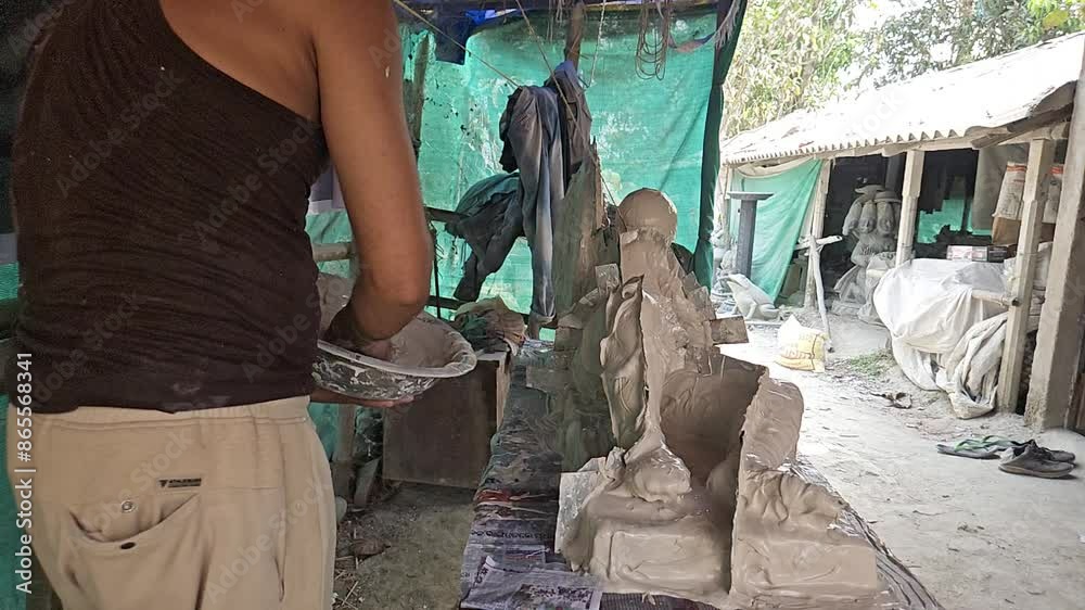 Vidéo Stock Indian Sculpture Artist Casting Plaster of Paris Mold of a ...