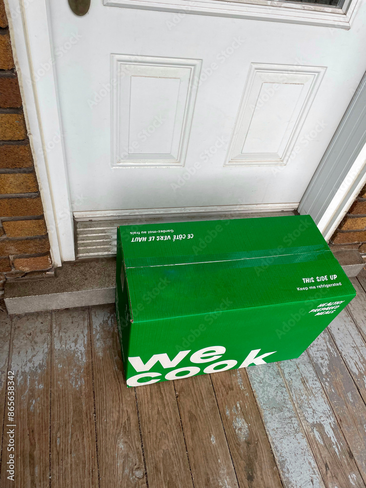 Une boîte We Cook livrée à la porte d'entrée d'une maison au Québec ...