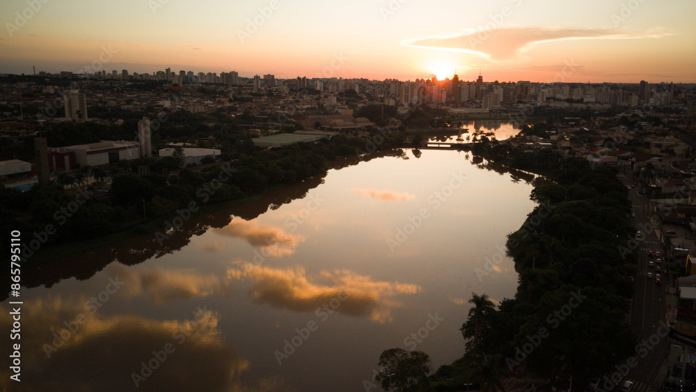 Vista aérea de drone da represa municipal de São José do Rio Preto ao ...