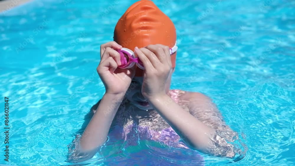 Video „HD video. A girl swimmer in swimming goggles and an orange ...