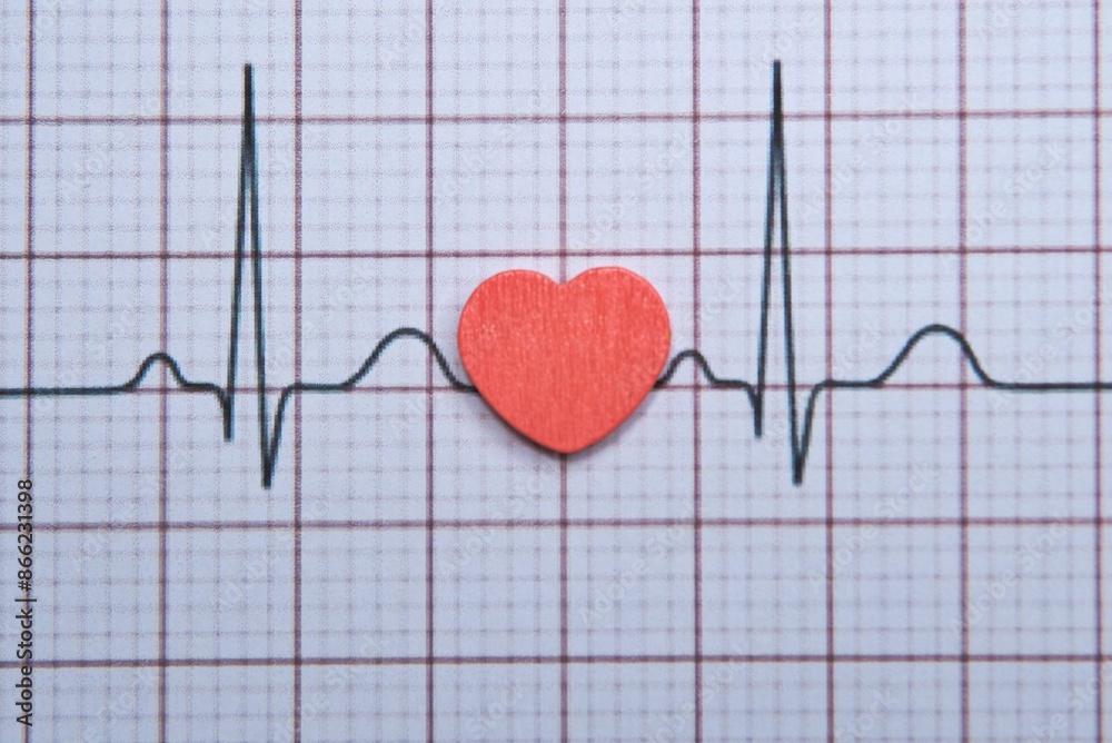 Foto de Closeup image of a red heart on a electrocardiogram (ECG ...