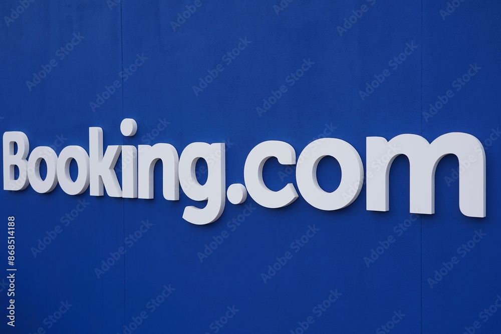 Logo von Booking.com auf der Uefa Euro 2024 Fanzone am Reichstag in ...
