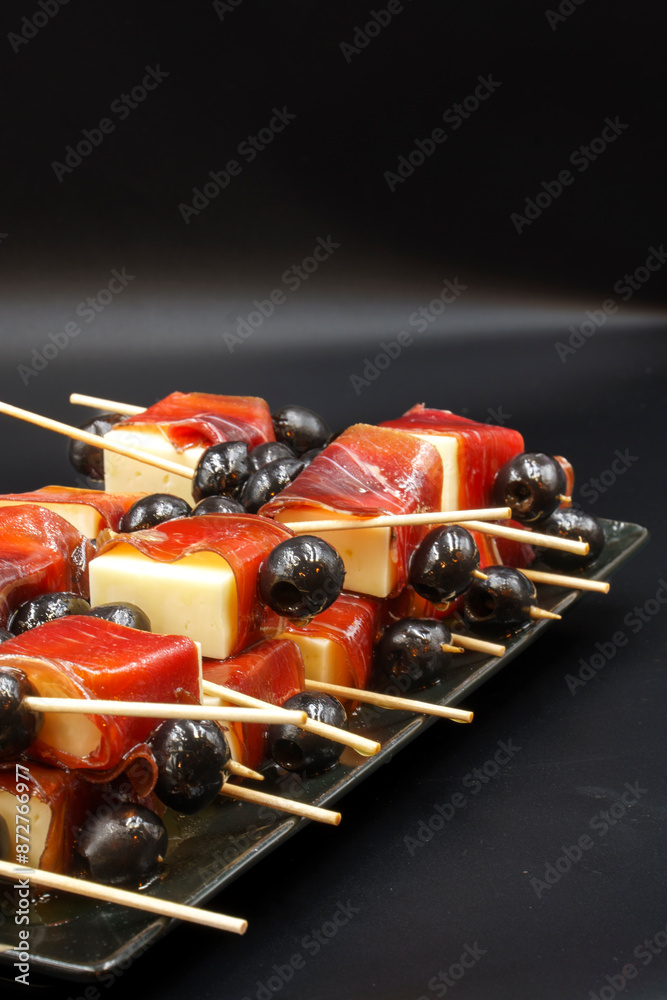 aperitivo típico español formado por ensaladilla rusa y gildas que son ...