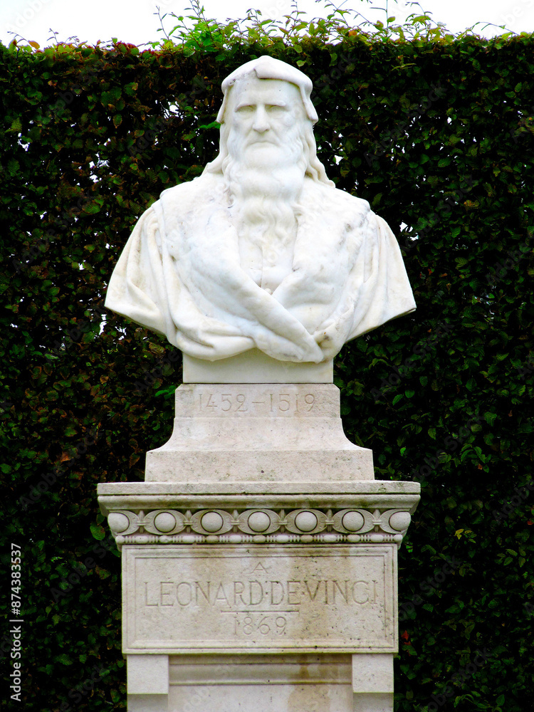 BLOIS : Leonardo da Vinci's marble bust at Château Royal d'Amboise ...