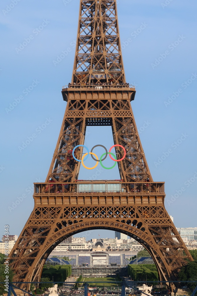La tour Eiffel ornée des anneaux olympiques, célèbre logo symbole des ...