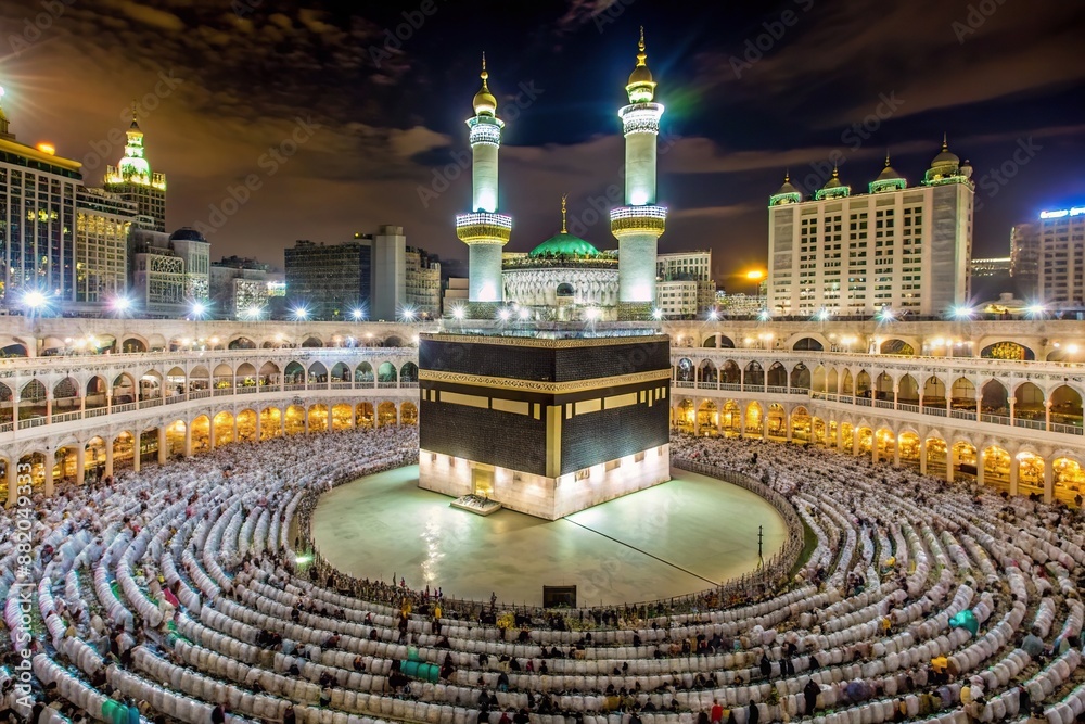 ภาพประกอบสต็อก Nighttime View of the Kaaba Surrounded by Worshippers in ...