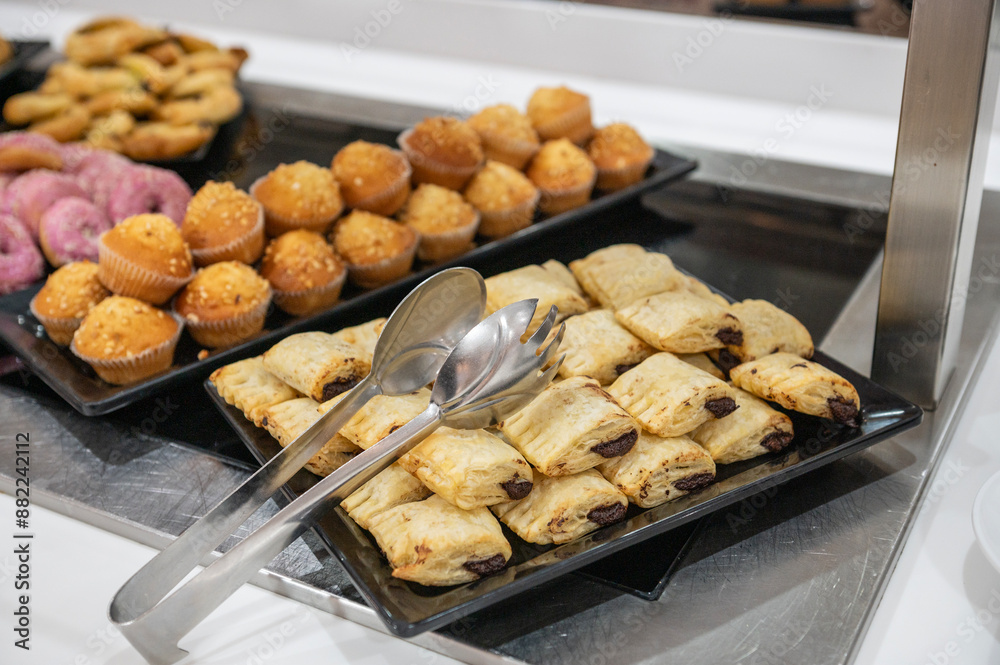 Bandejas de un restaurante con bollería lista para un buffet de desayuno. Stock Photo | Adobe Stock
