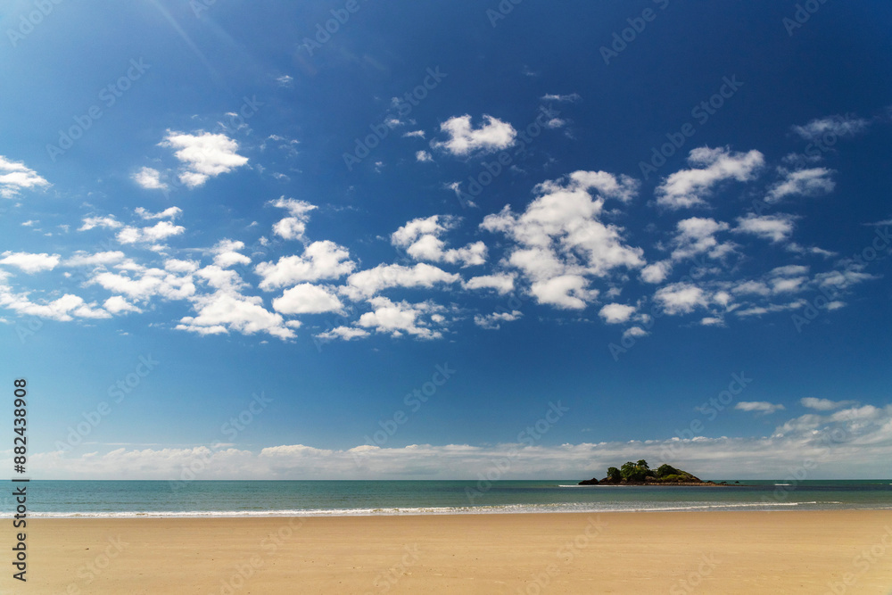 Picturesque tropical golden sandy Thornton Beach in Daintree rainforest ...