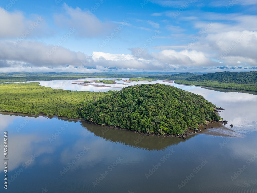 Manguezal no litoral brasileiro com céu refletido na água / Mangrove in ...