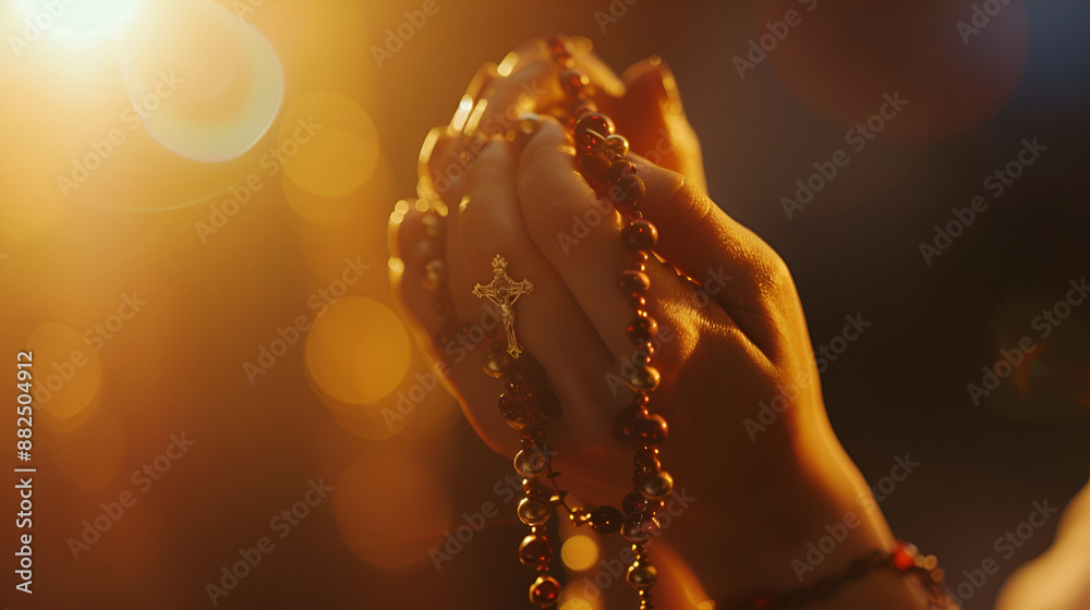 persona con sus manos juntas orando a Jesus en las mano un rosario ...