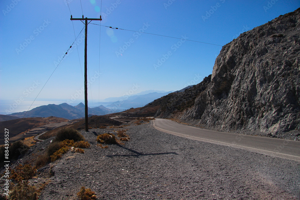 Krajobraz górski, pusta droga niebieskie niebo, tapeta. Wybrzeże ...