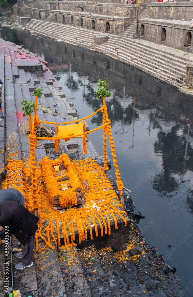 Preparing of Funeral pyre at the Pashupatinath temple complex on ...