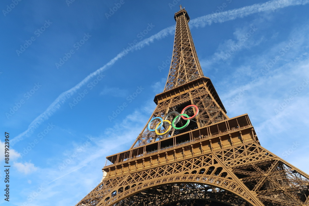 La tour Eiffel ornée des anneaux olympiques, célèbre logo symbole des ...