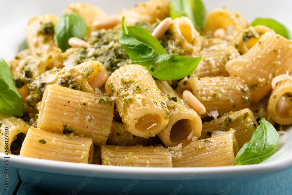 Pasta al pesto genovese, ricetta tipica della cucina ligure, cibo ...