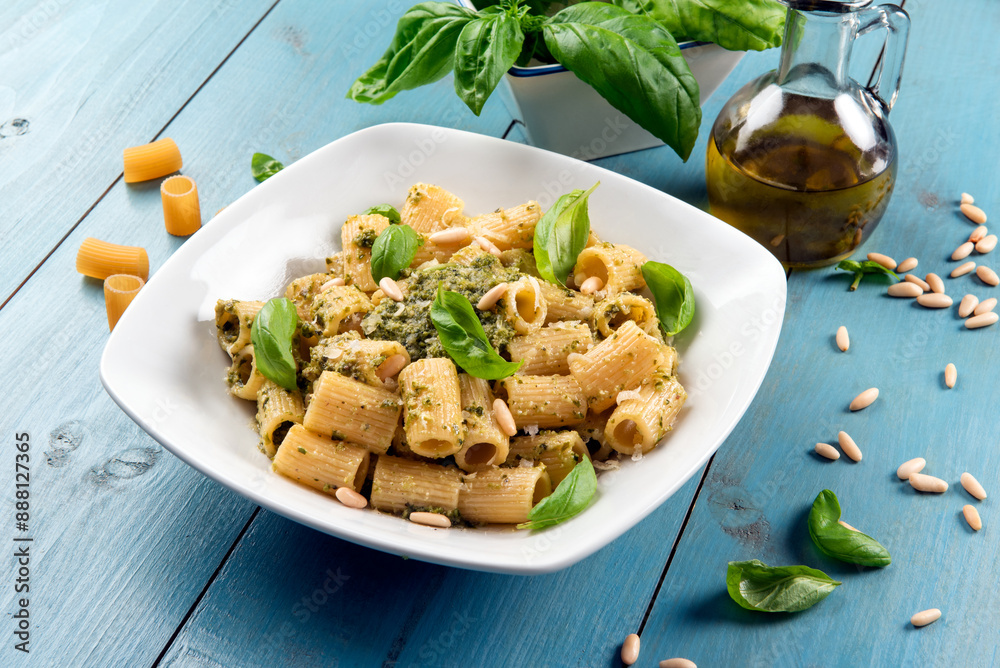 Pasta al pesto genovese, ricetta tipica della cucina ligure, cibo ...
