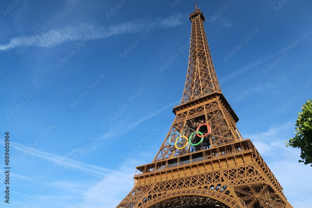 La tour Eiffel ornée des célèbres anneaux olympiques, logo symbole des ...