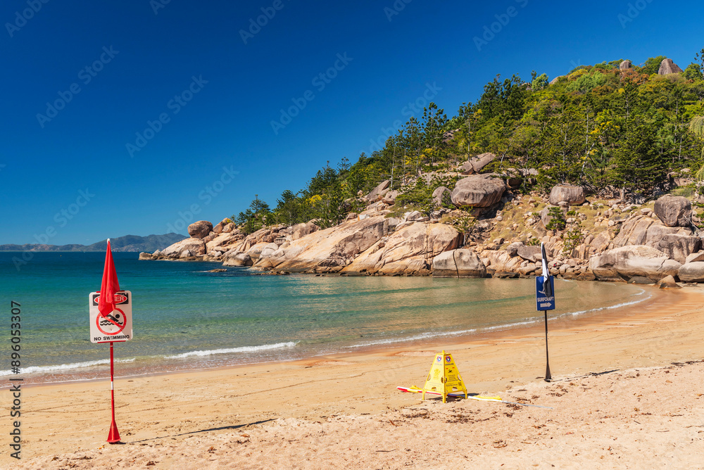 Picturesque golden sandy Alma Beach with granite boulders and turquoise ...