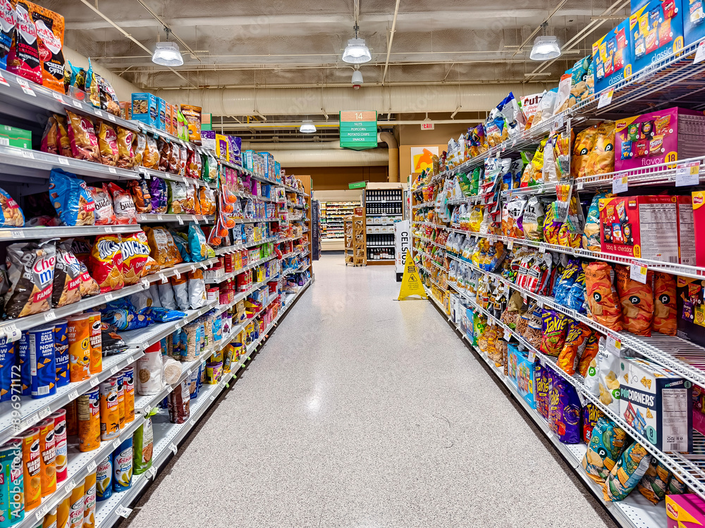 Foto de Miami Beach, Florida - Wide-angle shot of the snack aisle within a Publix supermarket in ...