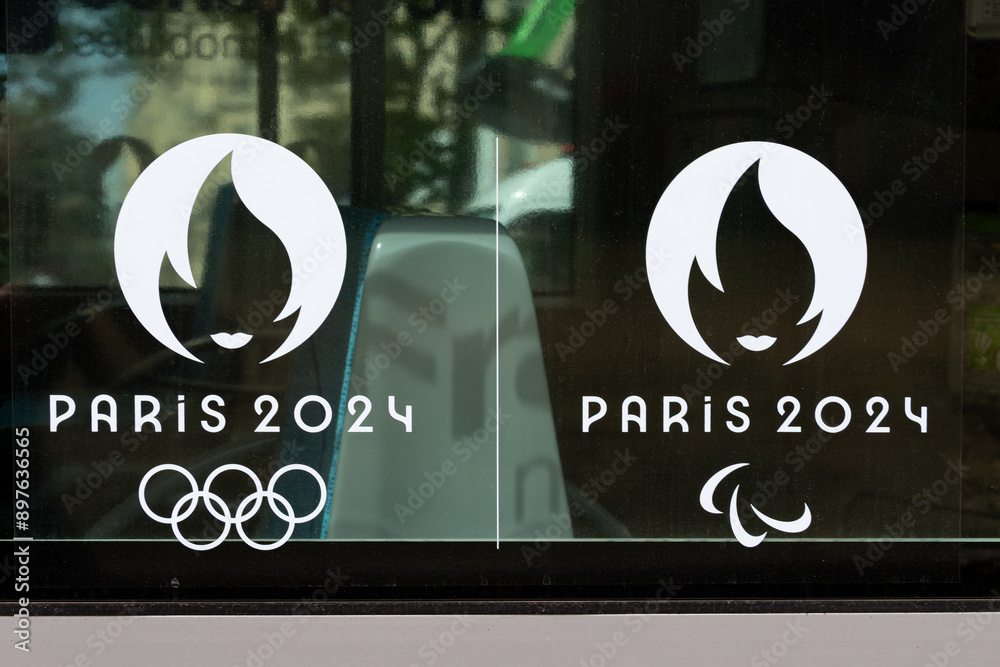 Paris, France - 25 juillet 2024: Gros plan des logos de Paris 2024 ...