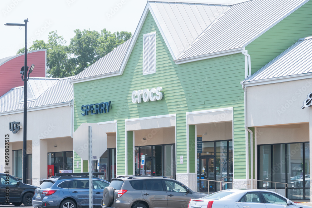 Foto de Lancaster, Pennsylvania US July 17 2024: Exterior of Crocs ...