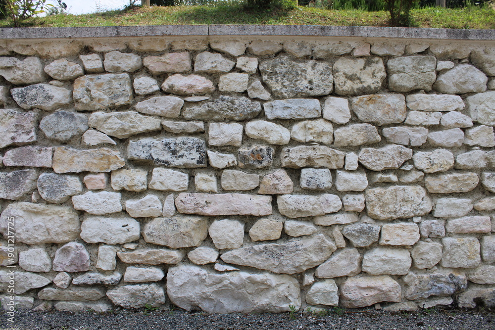 Muret en pierre, mur de soutènement, aménagement des extérieurs Stock ...
