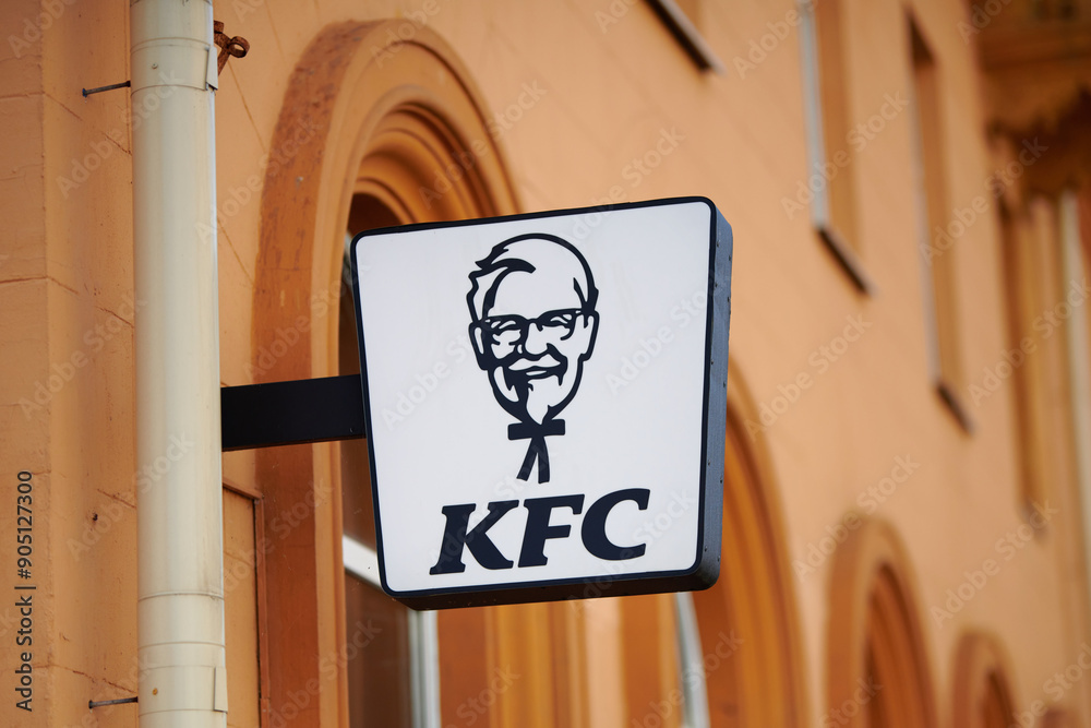 Foto de Minsk, Belarus. Jul 20, 2024. KFC sign on the building closeup ...