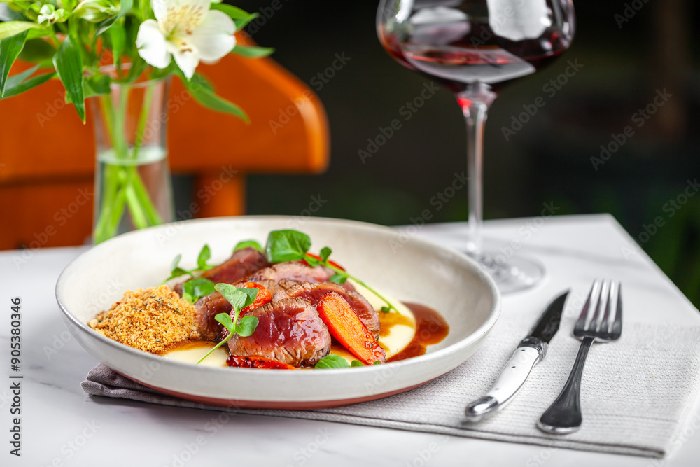 Filé roti – Filé mignon com molho roti, aligot, cenouras glaceadas e ...