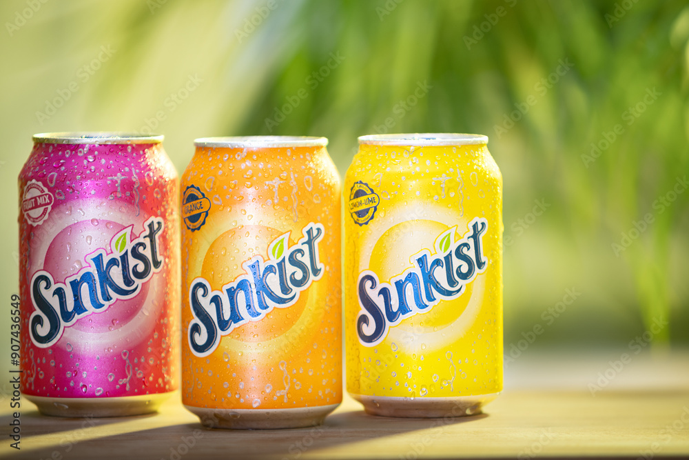 Foto Stock Vibrant and refreshing cans of Sunkist soda in different ...