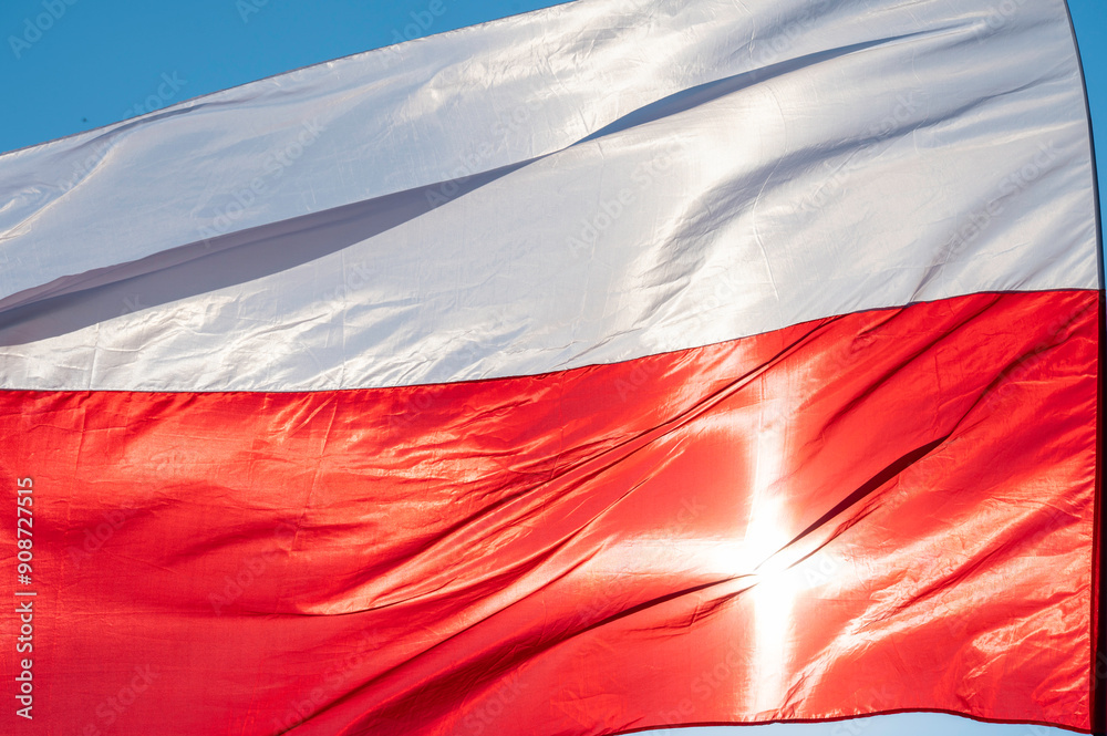 Powiewająca flaga biało czerwona, flaga polski na tle niebieskiego ...