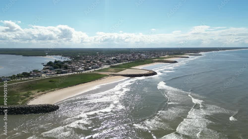 Imagem aérea de uma dia ensolarado na praia de Itaúnas no litoral do ...