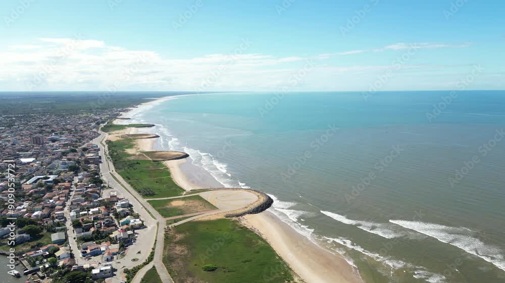 Imagem aérea de uma dia ensolarado na praia de Itaúnas no litoral do ...