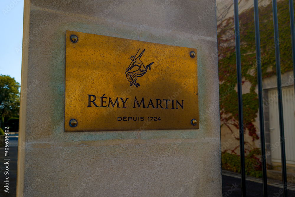 Foto de remy martin sign text and brand logo in building shop cognac ...