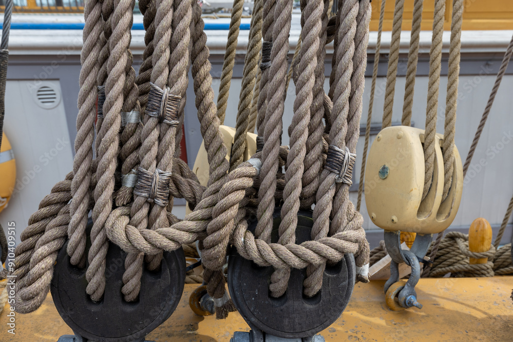 Poster Rope and pulleys on tall ship rigging – Wall Art | UkPosters