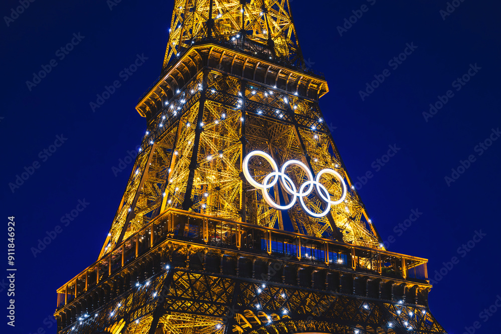 Paris 2024 : anneaux olympiques de nuit, sur la Tour Eiffel, pour les ...