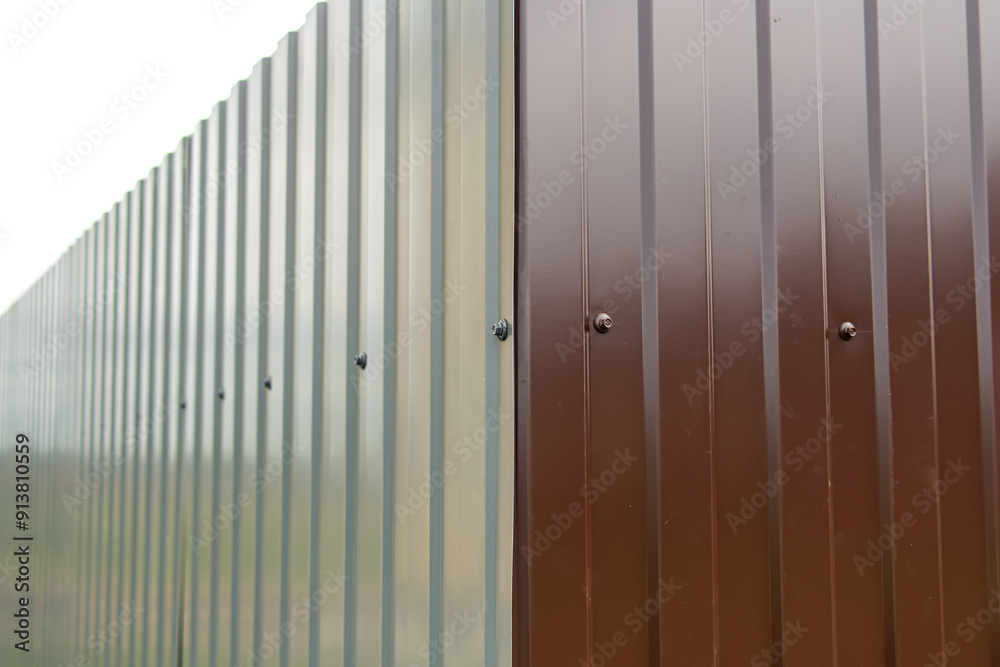 Profiled sheet fence. Joint at the corner of the profiled sheet of two ...